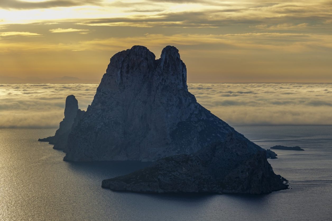 La roca mágica de Ibiza: Todo lo que debes saber de Es Vedrá ...
